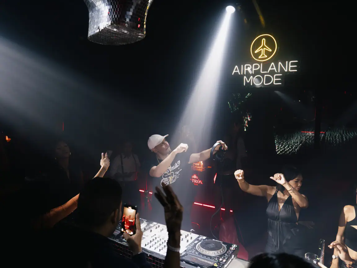 Secret Night Club - Les Toilettes 2.0 - Airplane Mode - K-Club Group